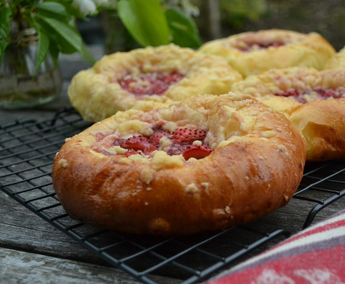 Strawberry Vatrushka Buns 苺のヴァトルーシュカ – US Southern Kitchen